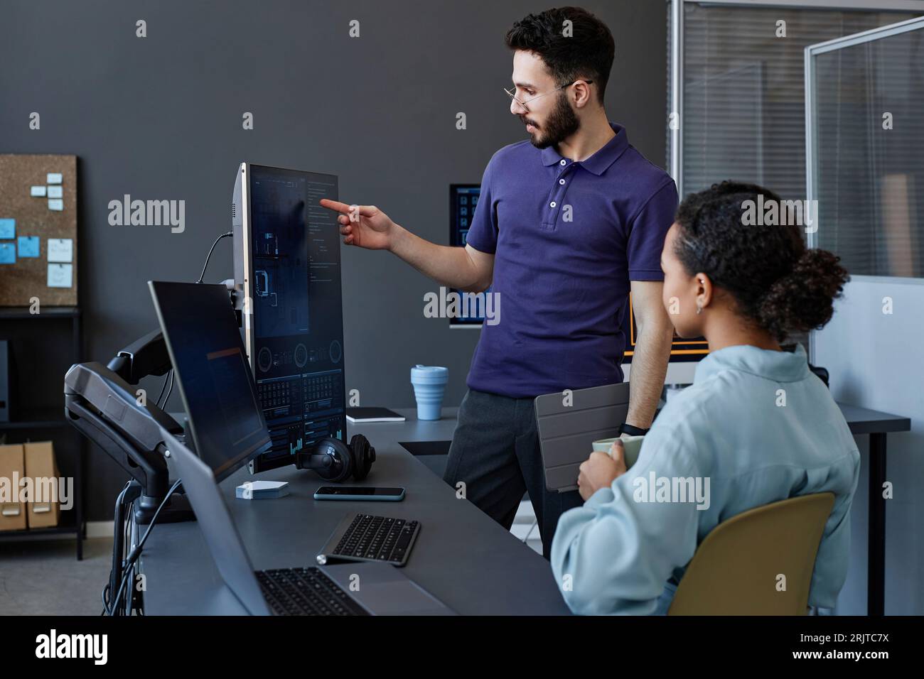 Group discussion computer hi-res stock photography and images - Alamy