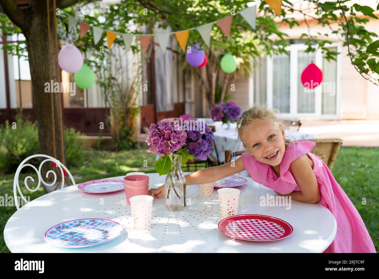 Child setting table hi-res stock photography and images - Alamy