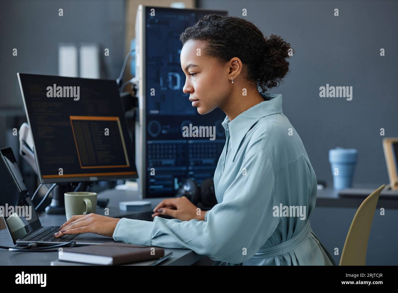 Programmer in office working hi-res stock photography and images - Alamy