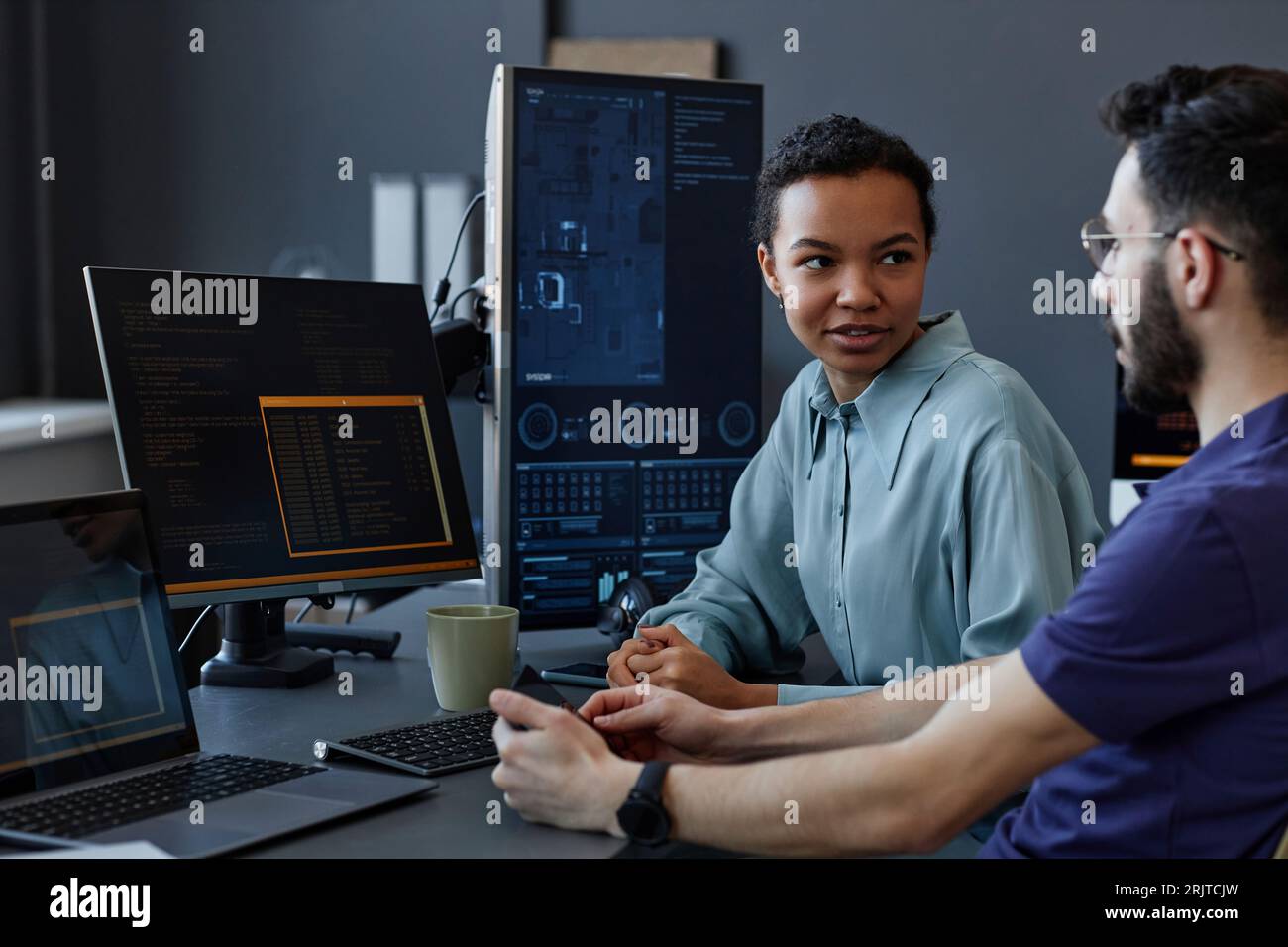 Group discussion computer hi-res stock photography and images - Alamy