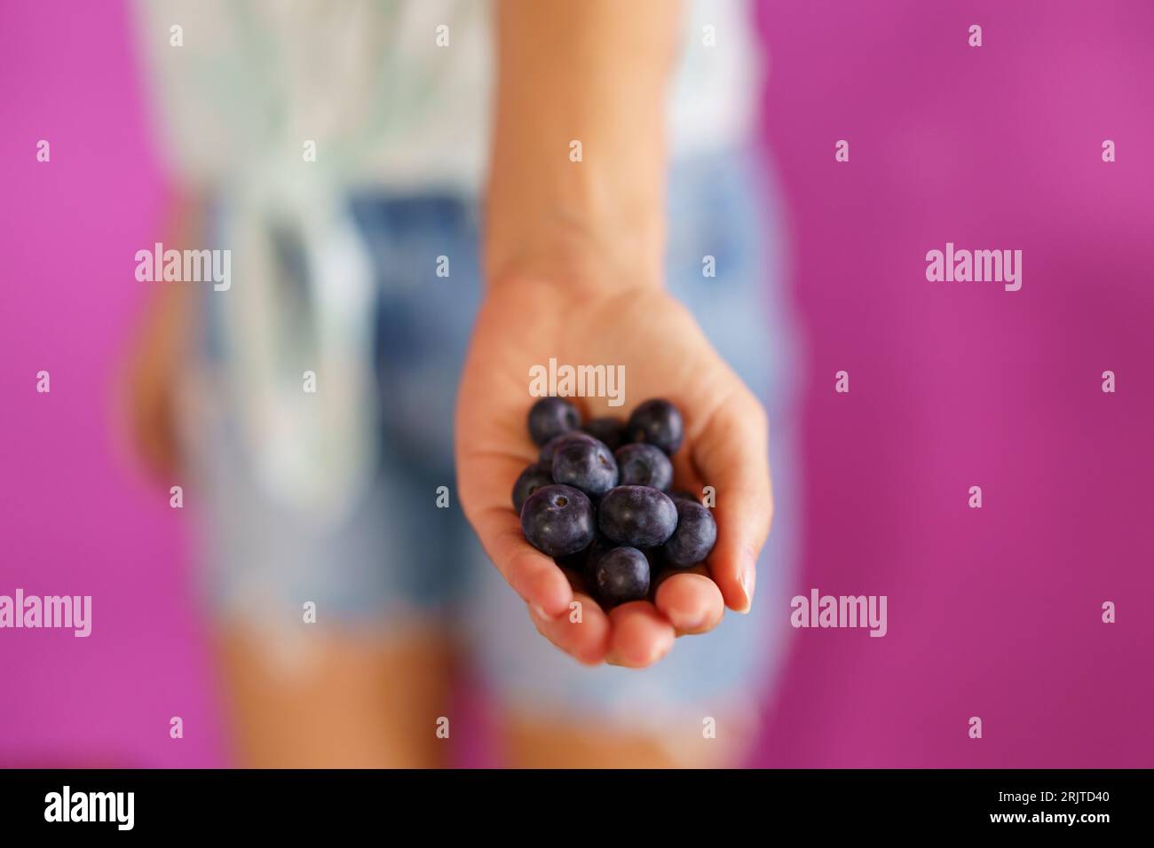 Hand holding blueberries hi-res stock photography and images - Alamy