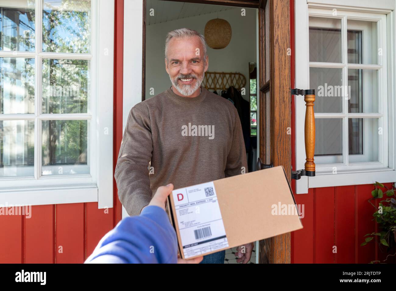Delivery man at door hi-res stock photography and images - Alamy