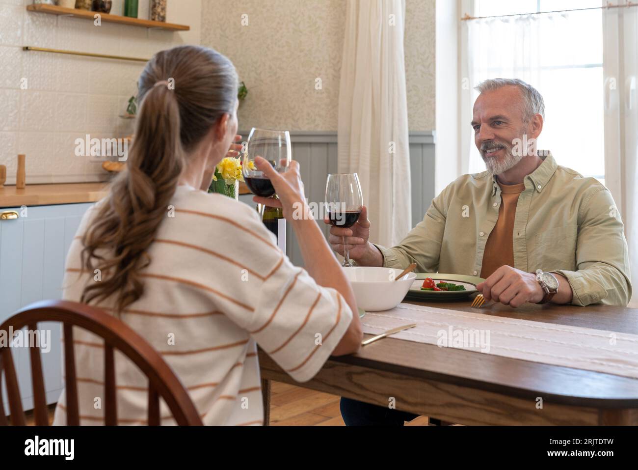 Man sitting dinner table hi-res stock photography and images - Alamy