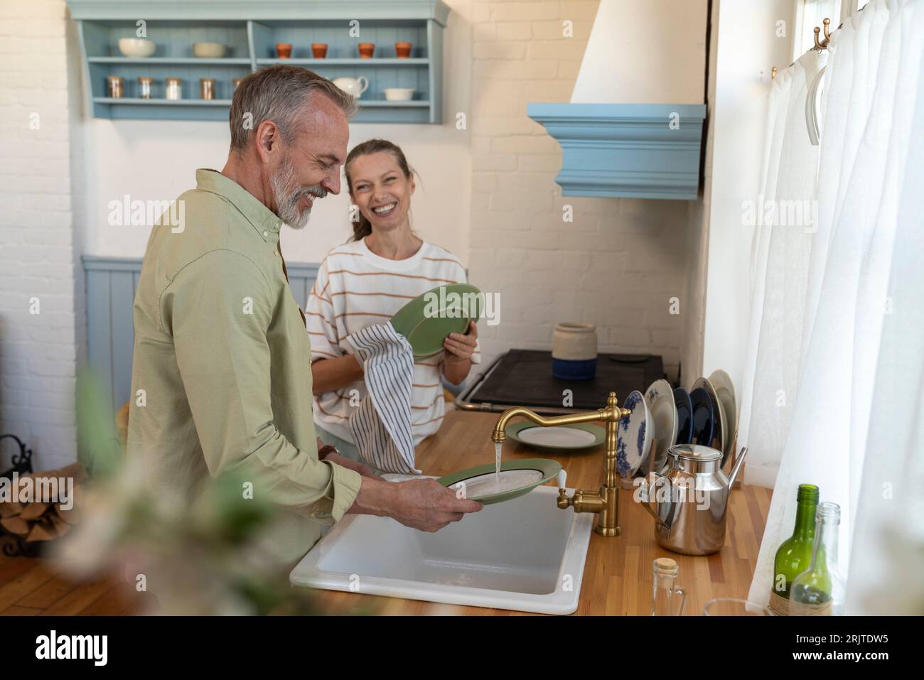 Couple washing dishes hi-res stock photography and images - Alamy