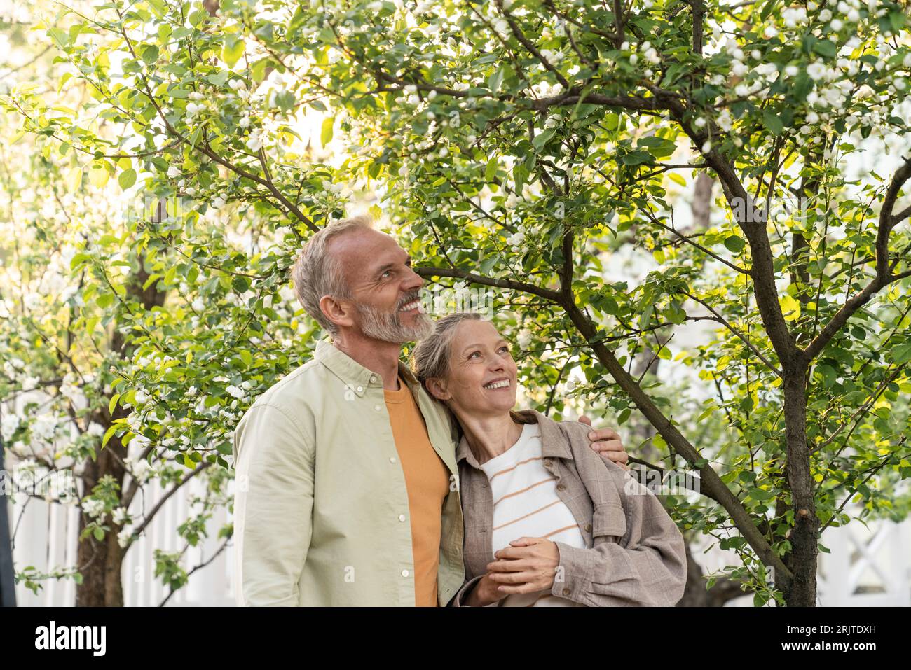 Happy couple under tree hi-res stock photography and images - Alamy
