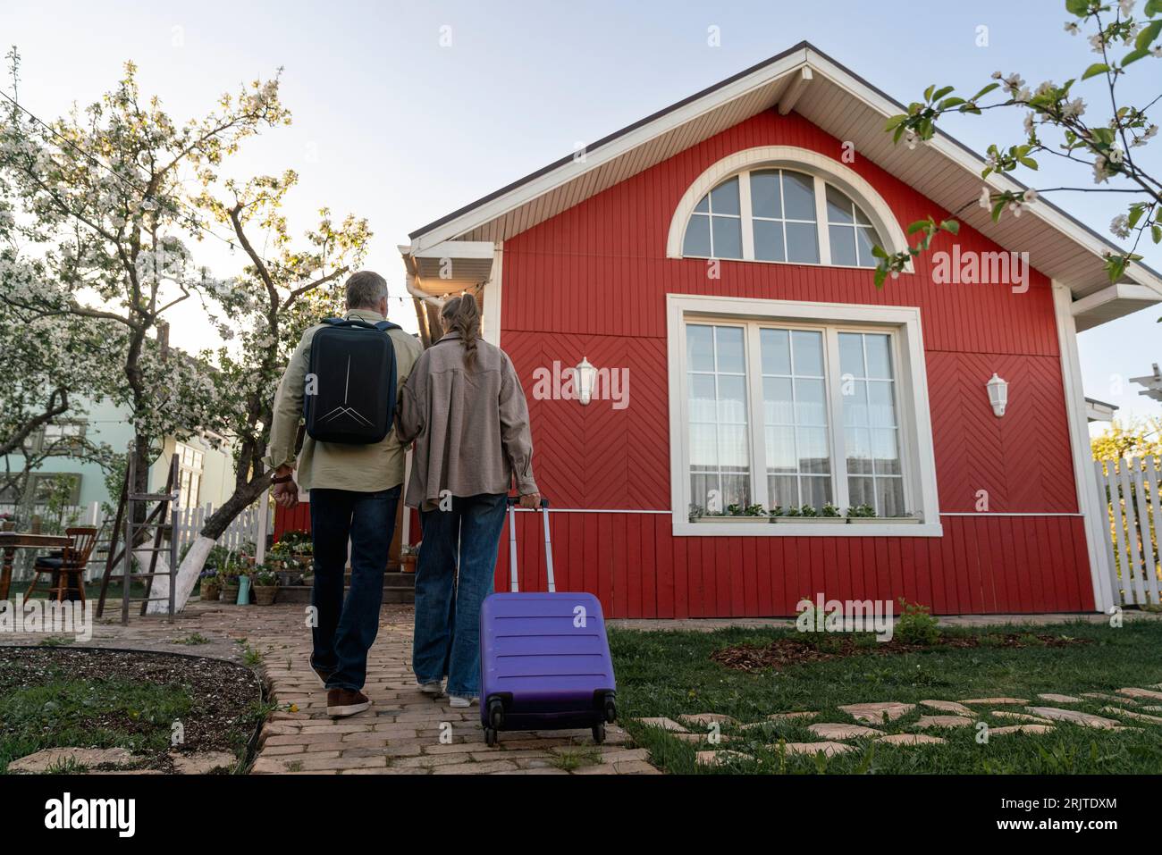 People arriving at house hi-res stock photography and images - Alamy