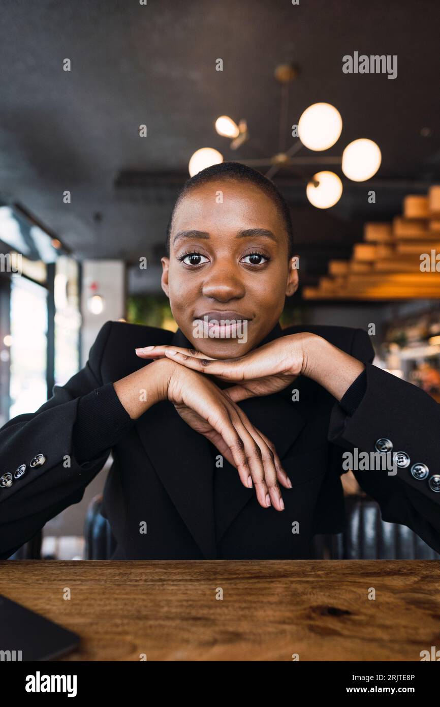 Woman table chin on hand hi-res stock photography and images - Alamy
