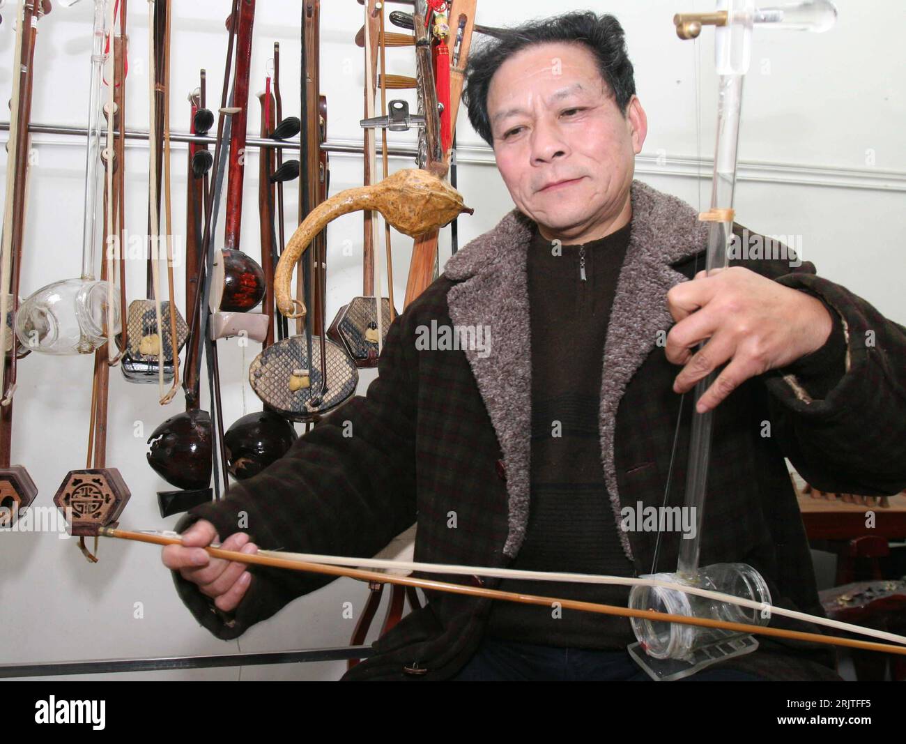 Traditionelle chinesische instrumente hi-res stock photography and ...