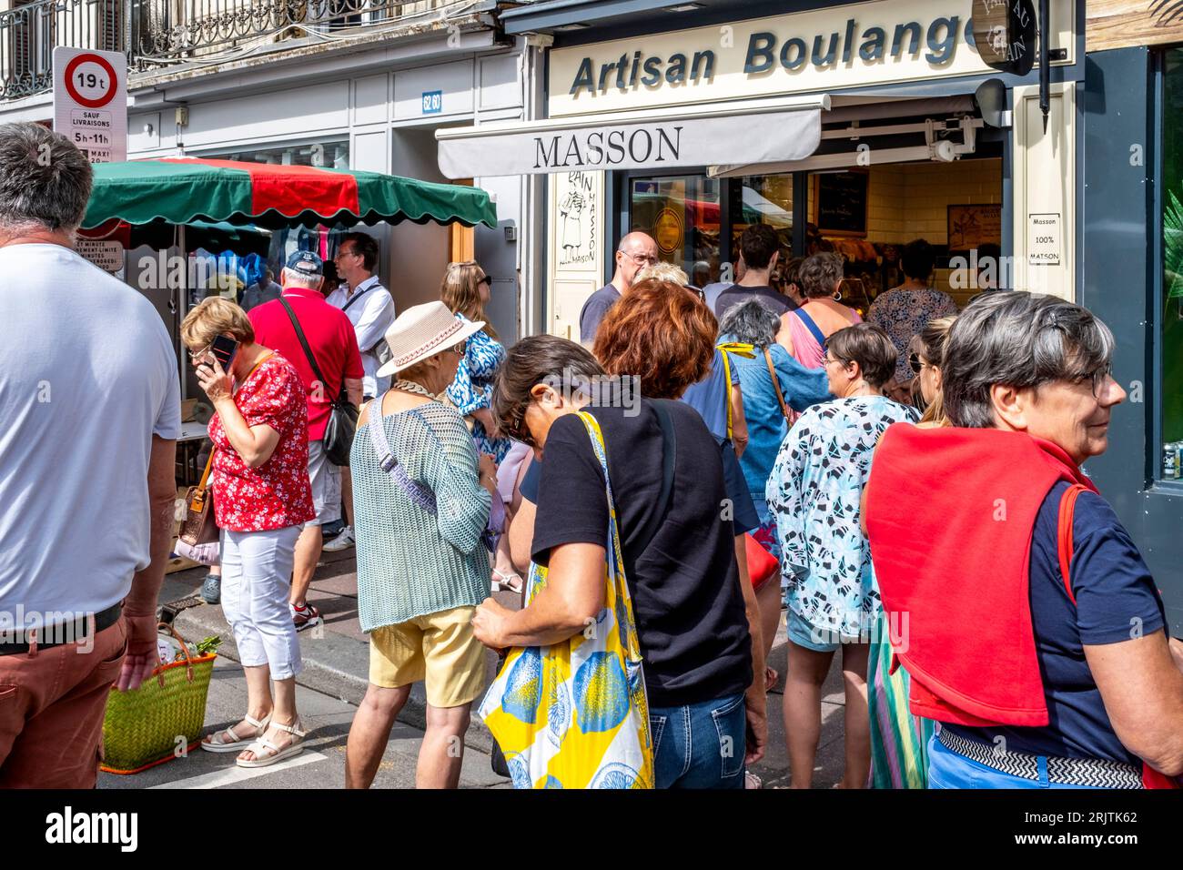 Queue in line hi-res stock photography and images - Alamy