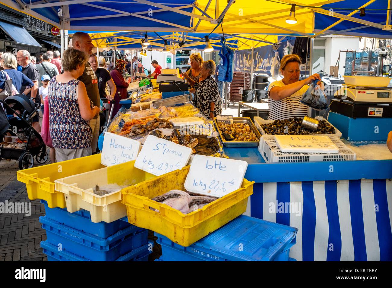 French fish market hi-res stock photography and images - Alamy