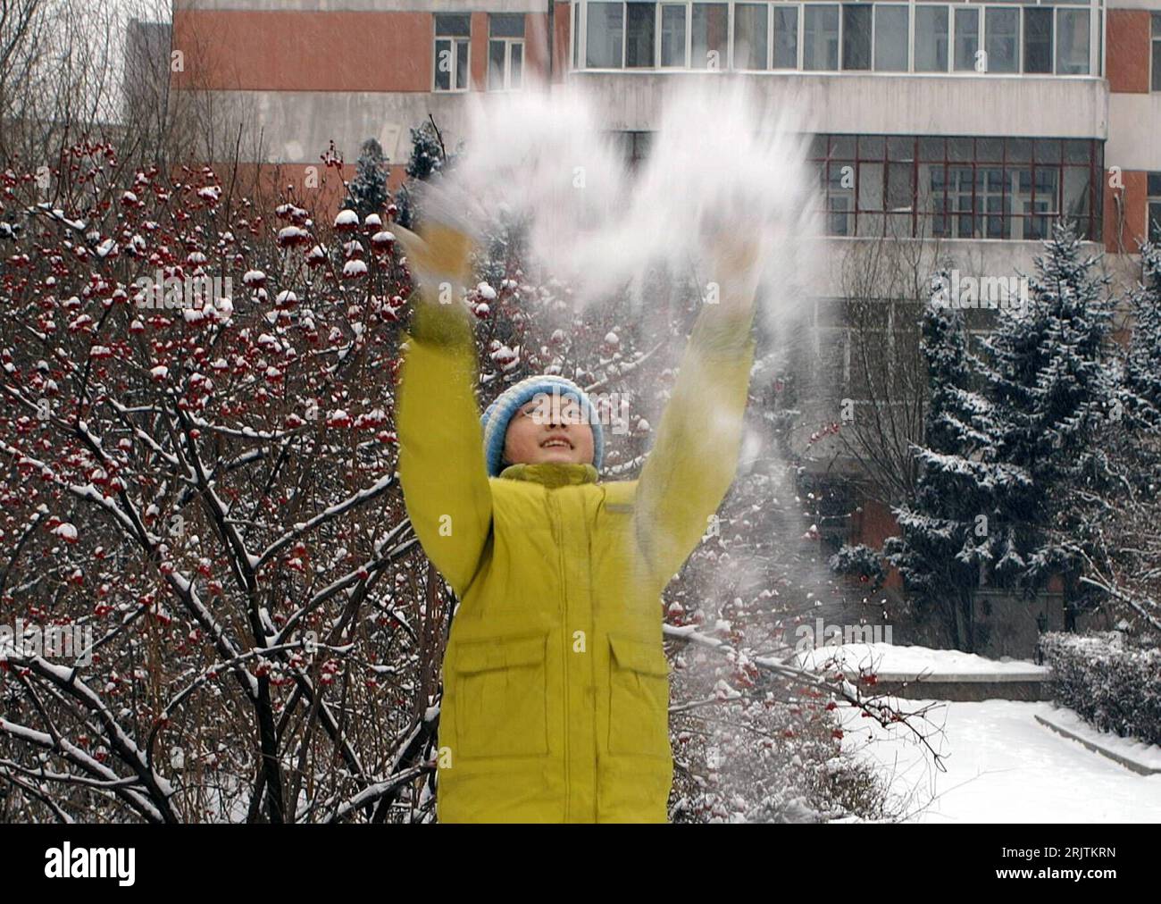 Kind wirft hi-res stock photography and images - Alamy