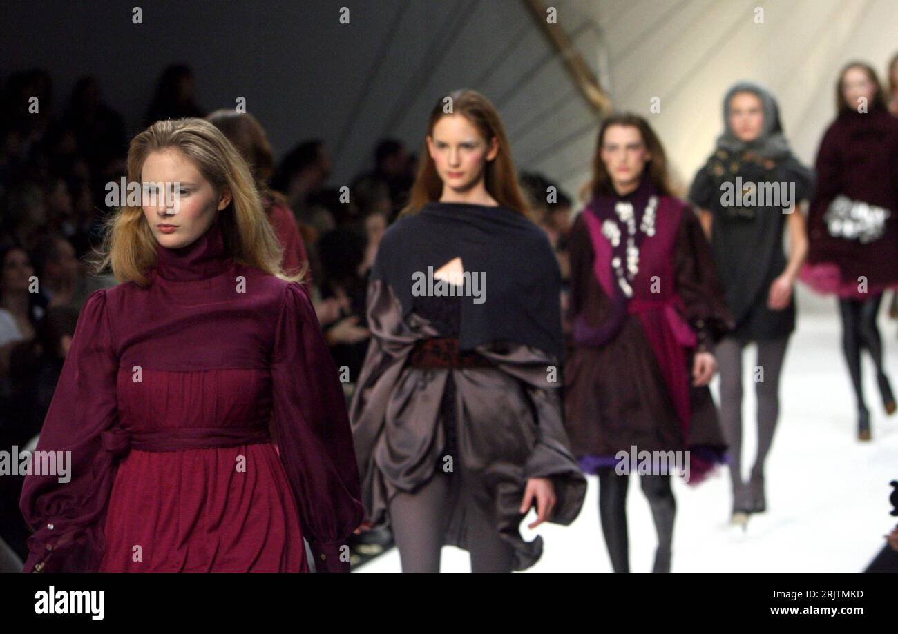 Frauen models laufsteg hi-res stock photography and images - Alamy