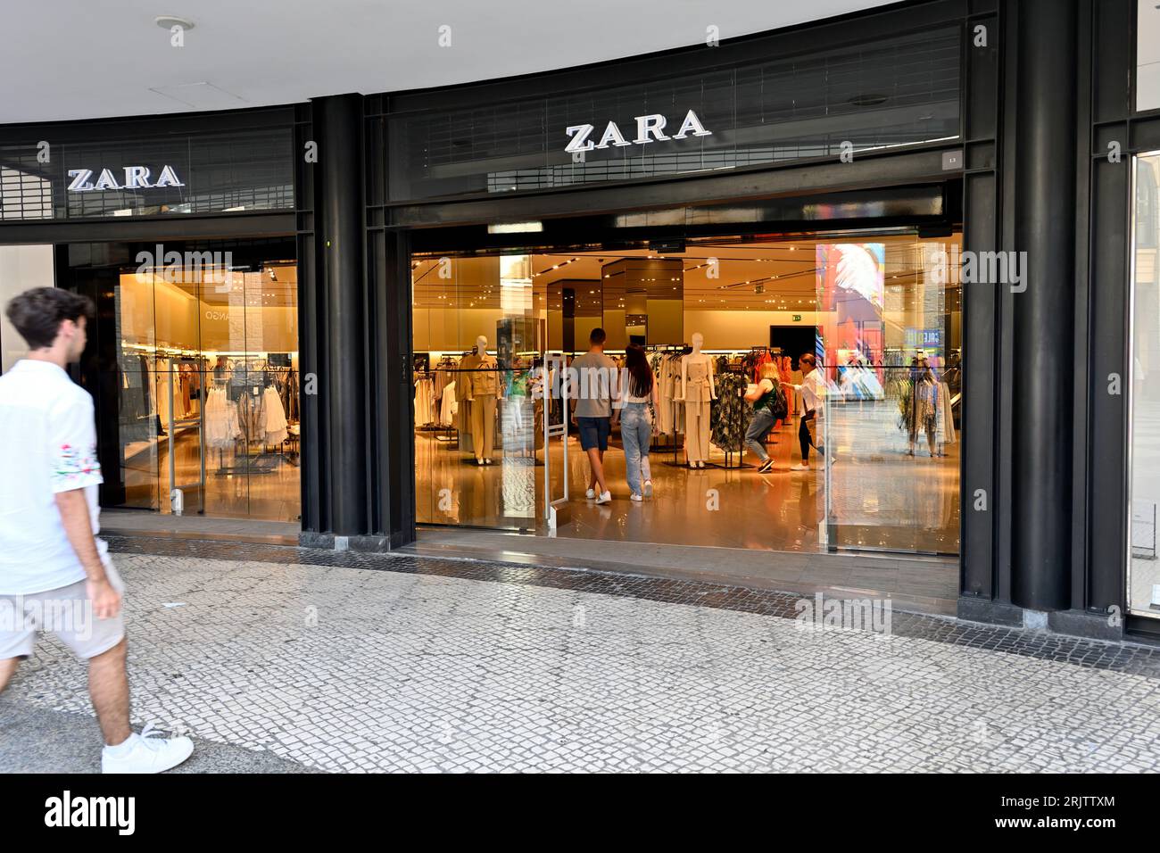 Entrance to a Zara fashion clothing shop, Fnac shopping mall, Aveiro ...