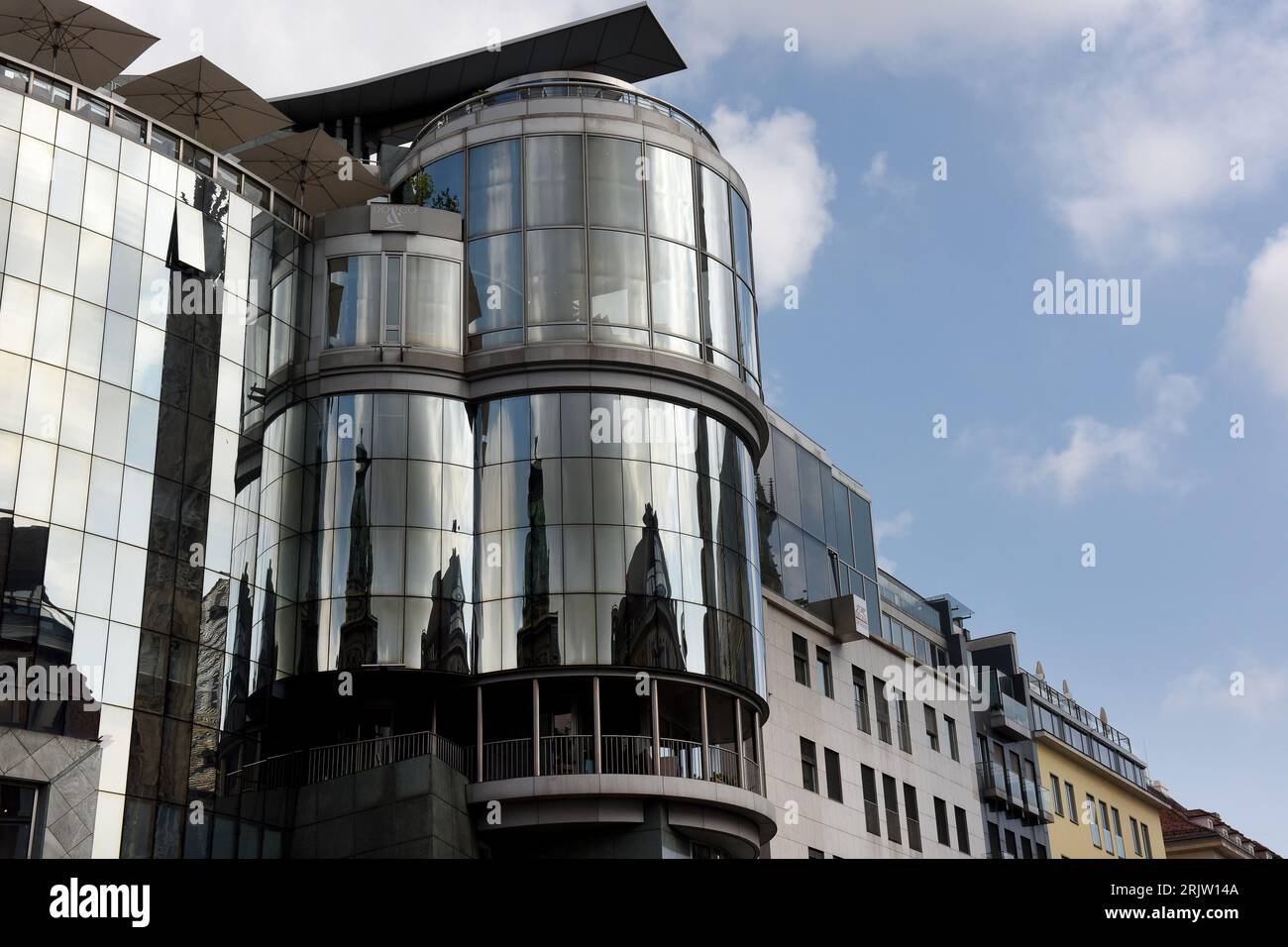 Glass offices modern glass buildings hi-res stock photography and ...