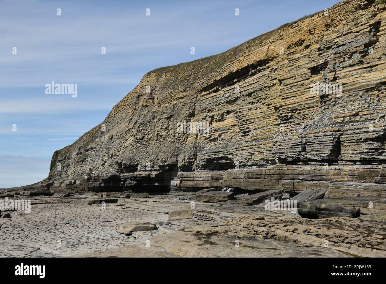 Car on cliff from below hi-res stock photography and images - Alamy