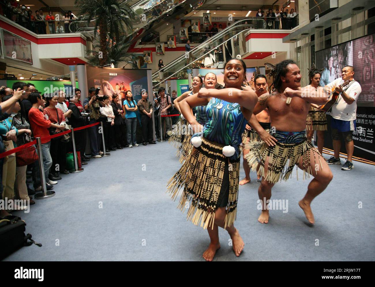 Maori tanzen hi-res stock photography and images - Alamy