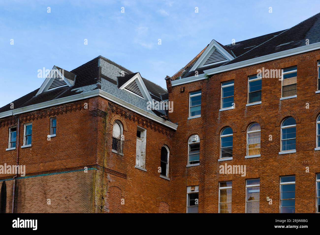 Broken doors in abandoned building hi-res stock photography and images ...