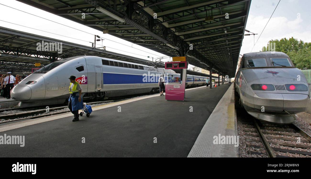 Bildnummer: 51911560 Datum: 10.06.2007 Copyright: imago/Xinhua Bahnhof mit wartenden TGVs in ...
