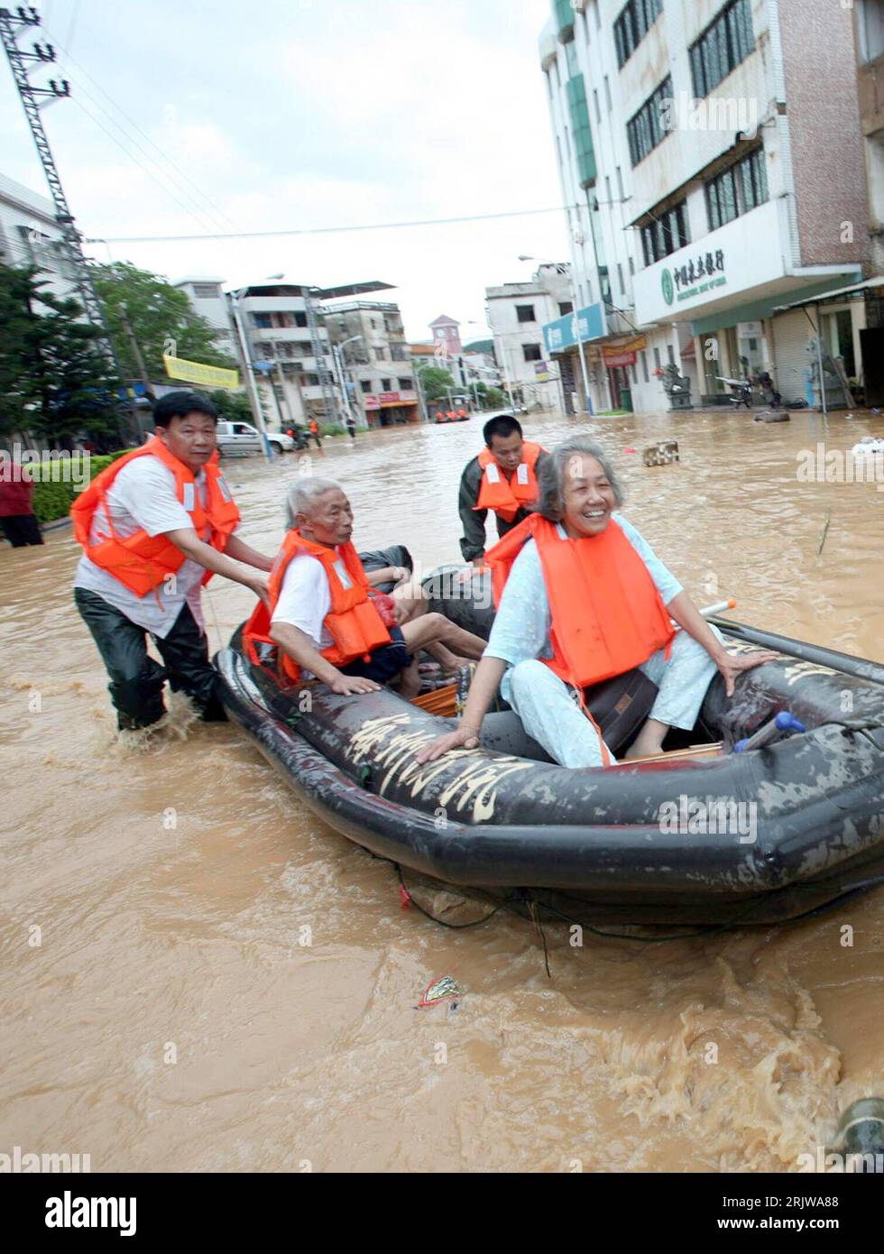 Bildnummer: 51931893 Datum: 10.06.2007 Copyright: imago/Xinhua Chinesen in einem Schlauchboot ...