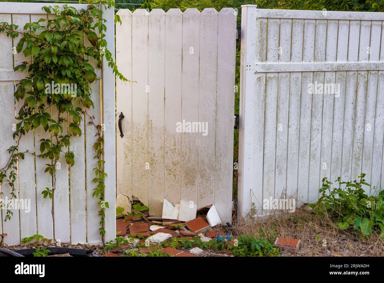 Close up of a neglected fend and gate Stock Photo - Alamy
