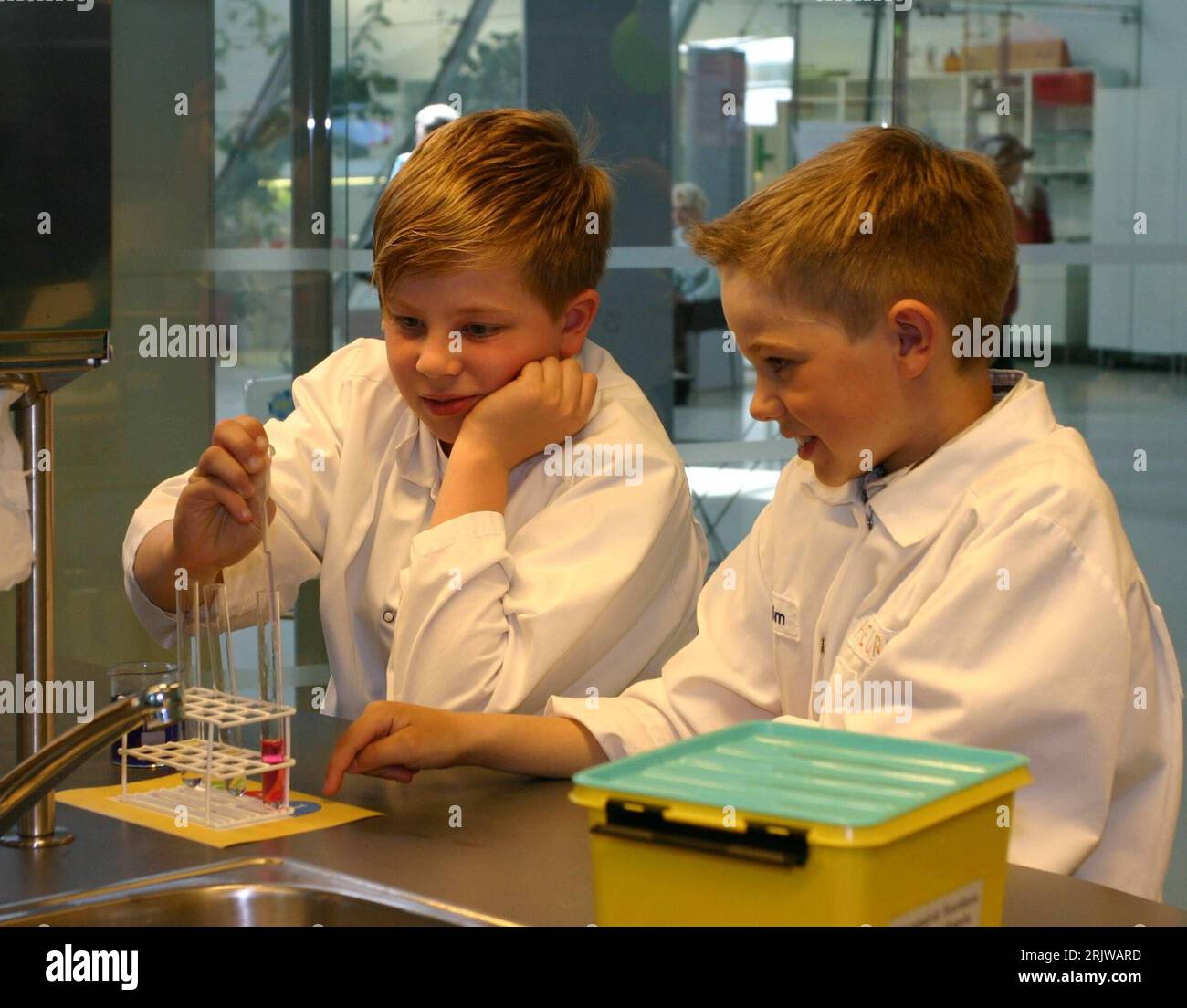 Experimente hi-res stock photography and images - Alamy