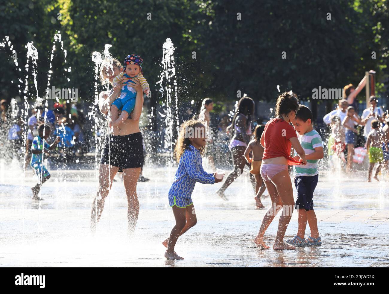 London, UK, 23rd August 2023. Families made the most of the hot, sunny ...
