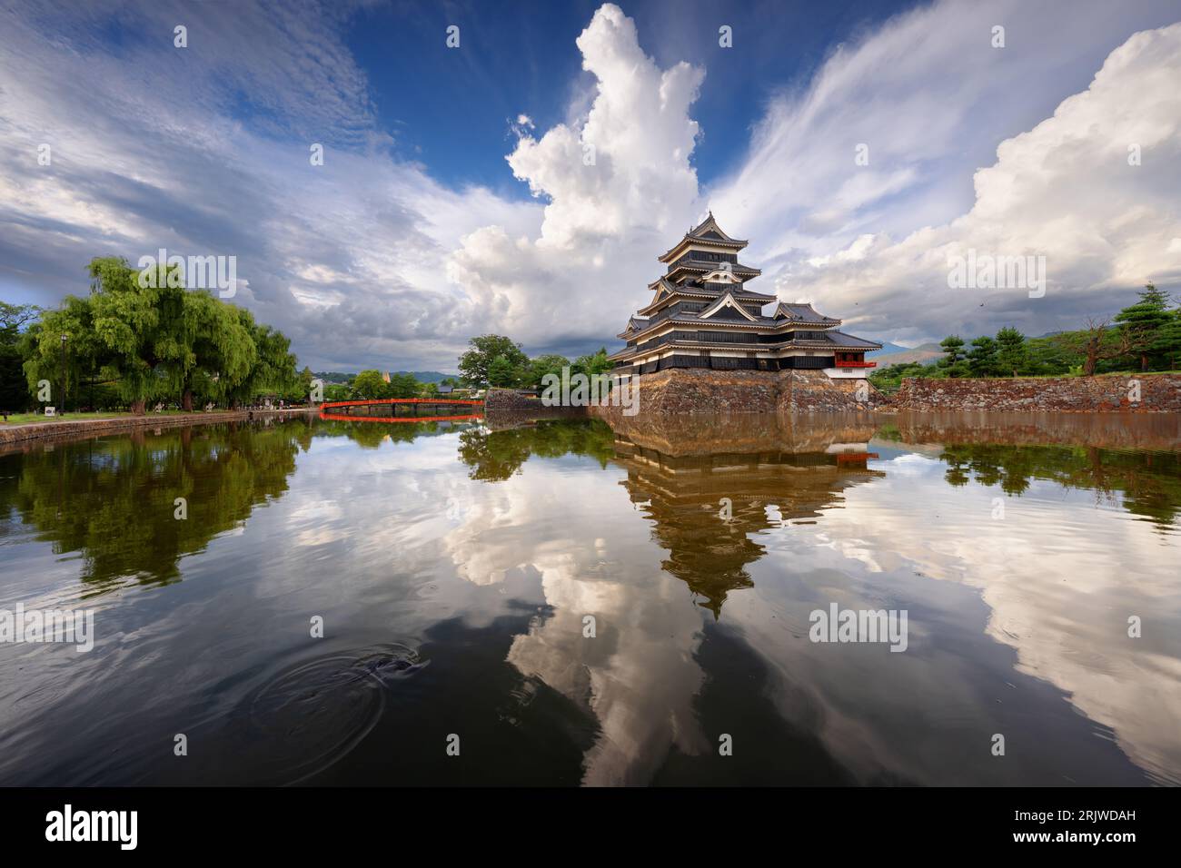 Edo castle moat hi-res stock photography and images - Alamy