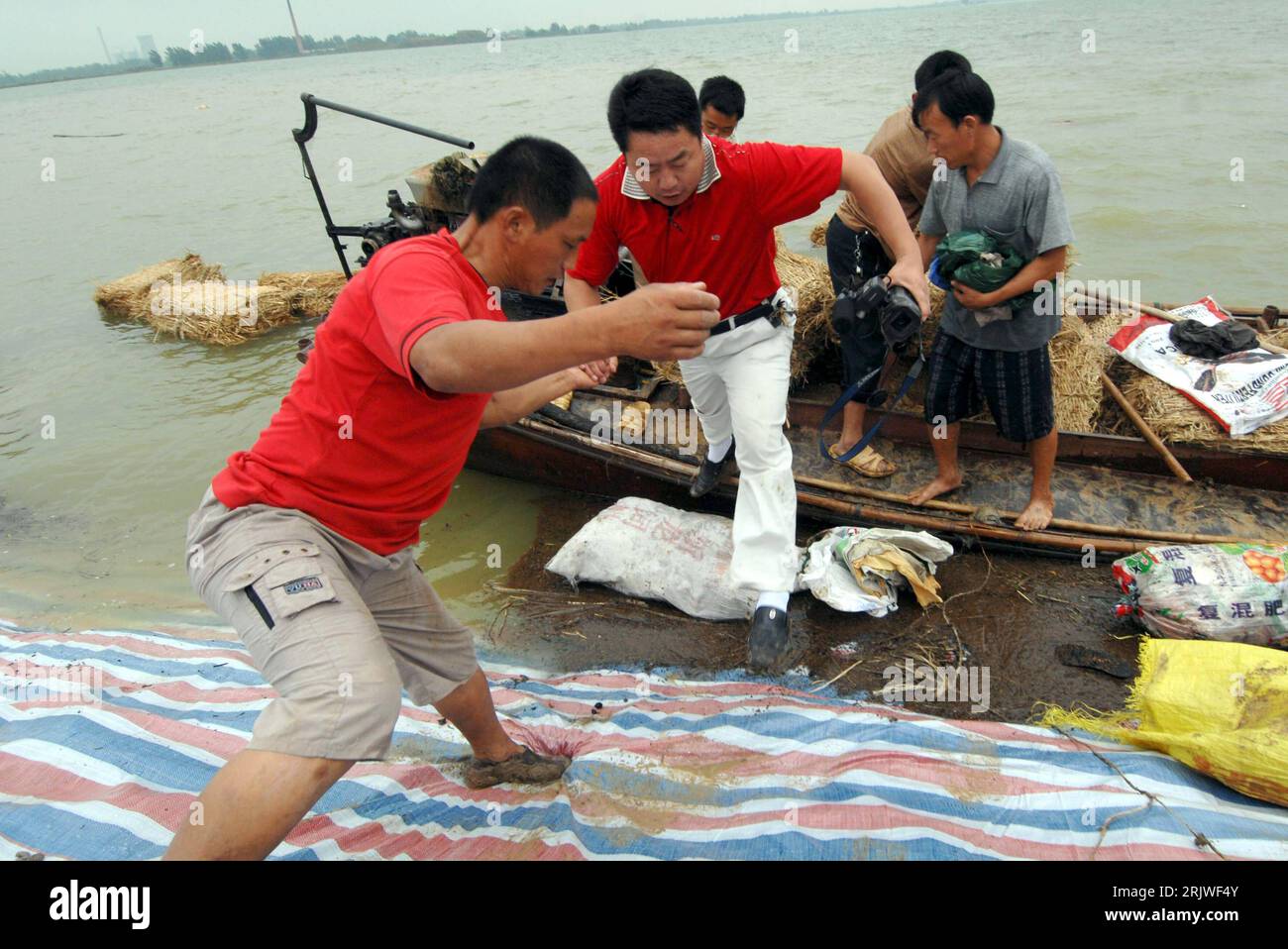 Boot im hochwasser hi-res stock photography and images - Alamy