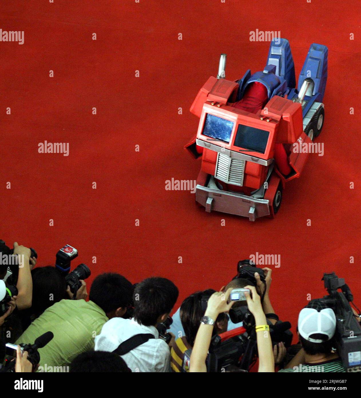 Optimus prime transformers 2007 hi-res stock photography and images - Alamy