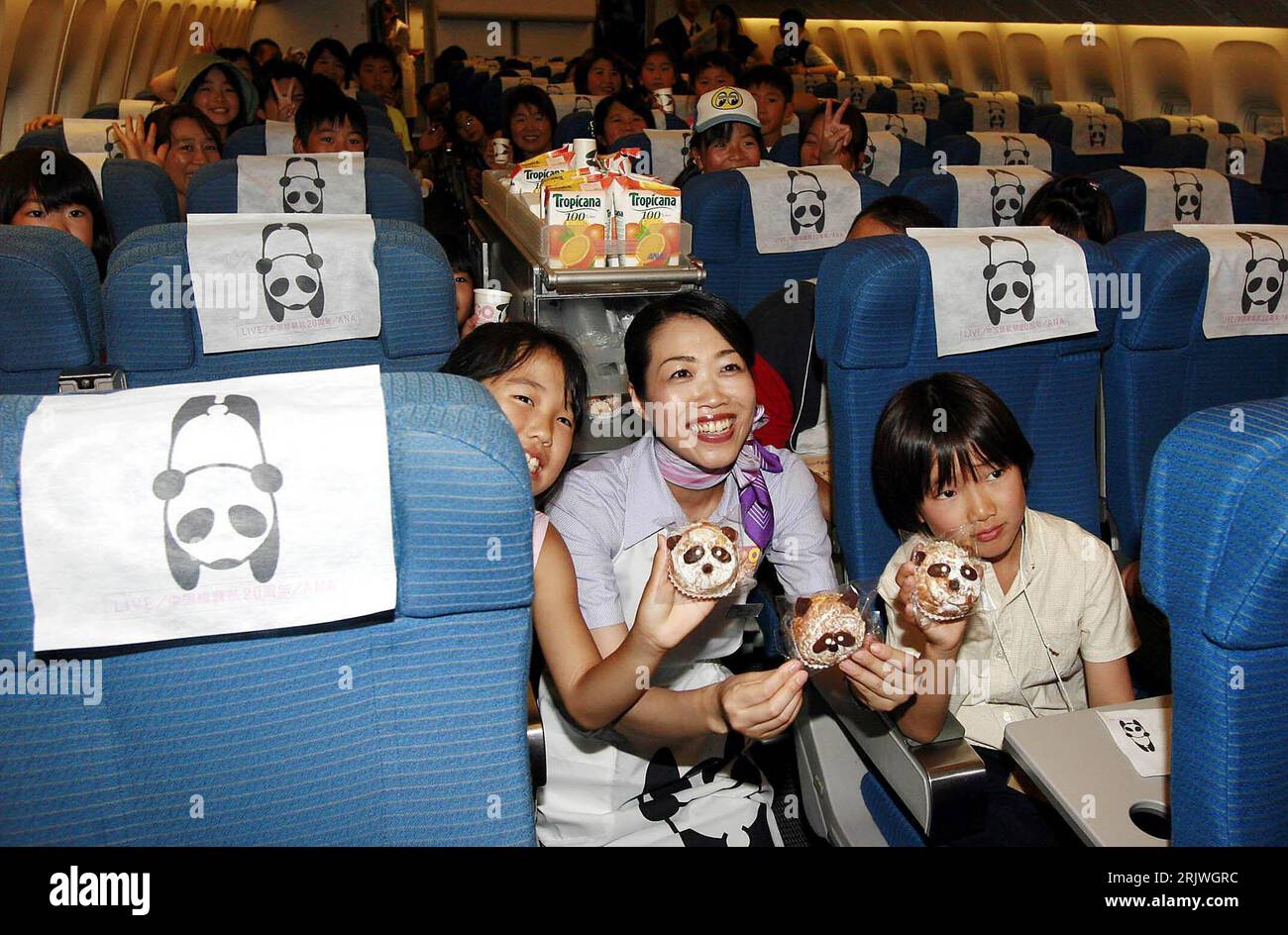 Bildnummer: 51992811 Datum: 24.07.2007 Copyright: imago/Xinhua Stewardess posiert mit Kindern in ...
