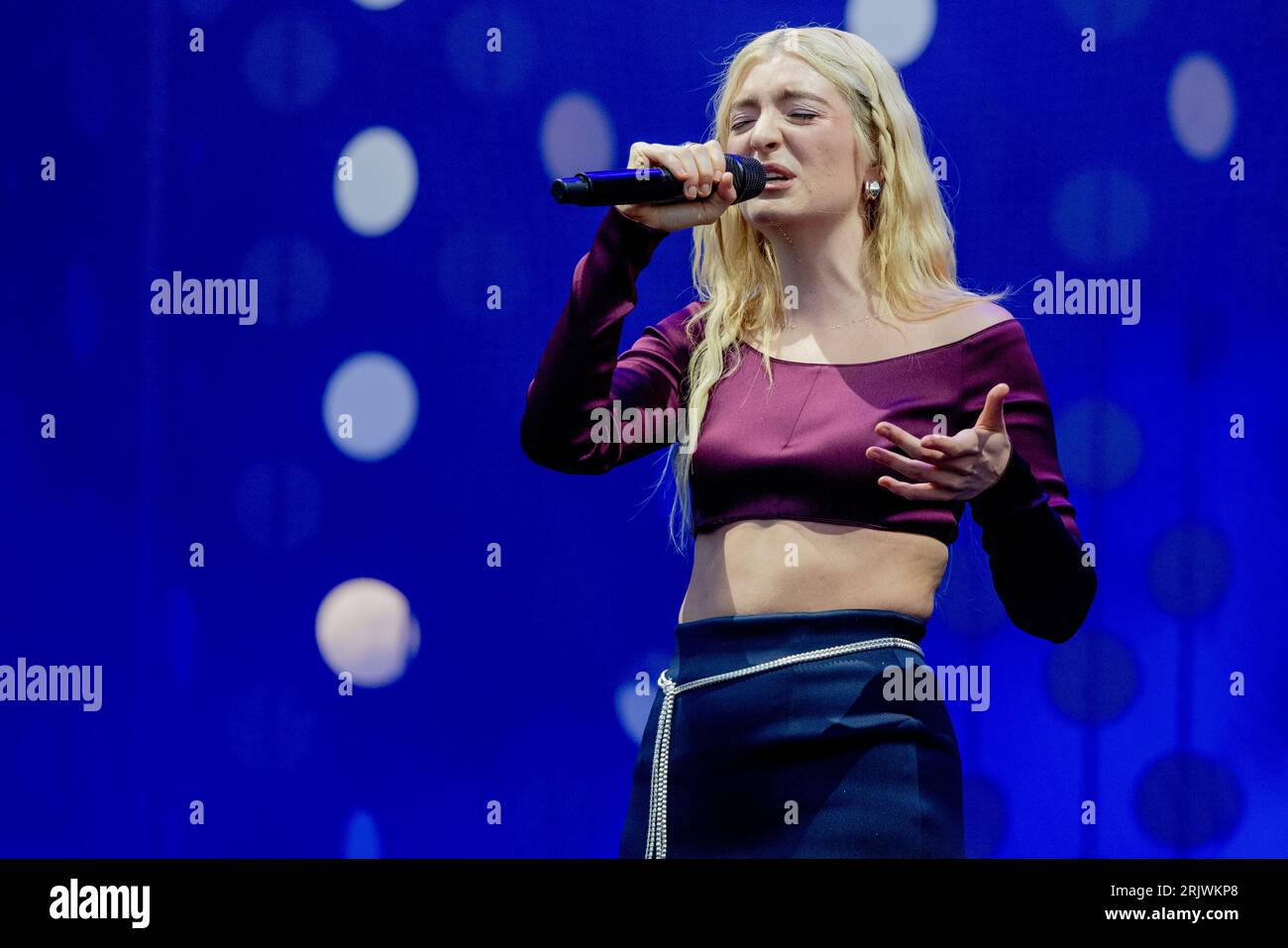 Lorde band member hi-res stock photography and images - Alamy