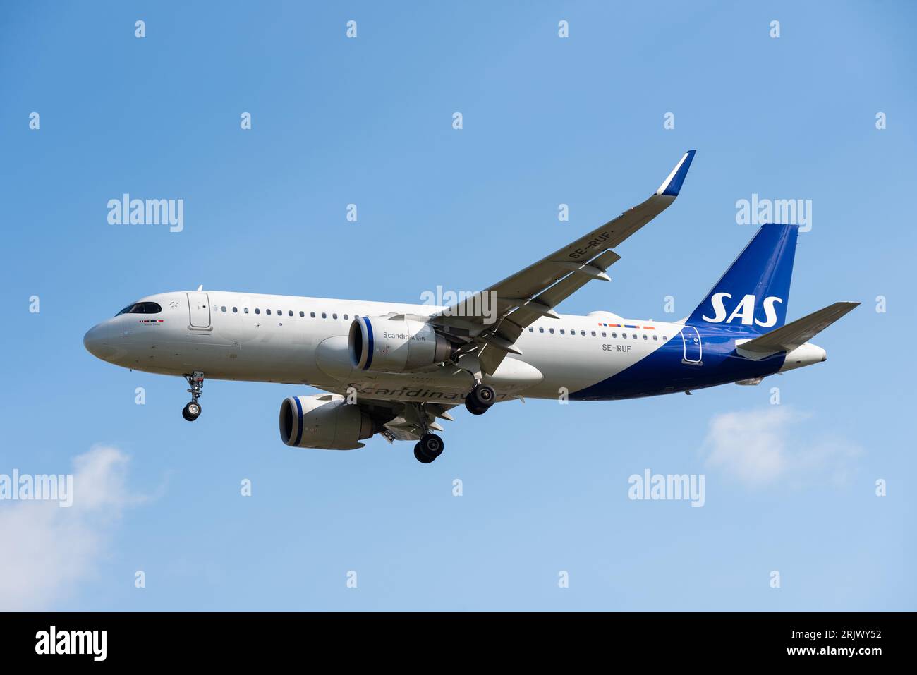 Scandinavian Airlines, SAS, Airbus A320-251N jet airliner plane SE-RUF on finals to land at ...