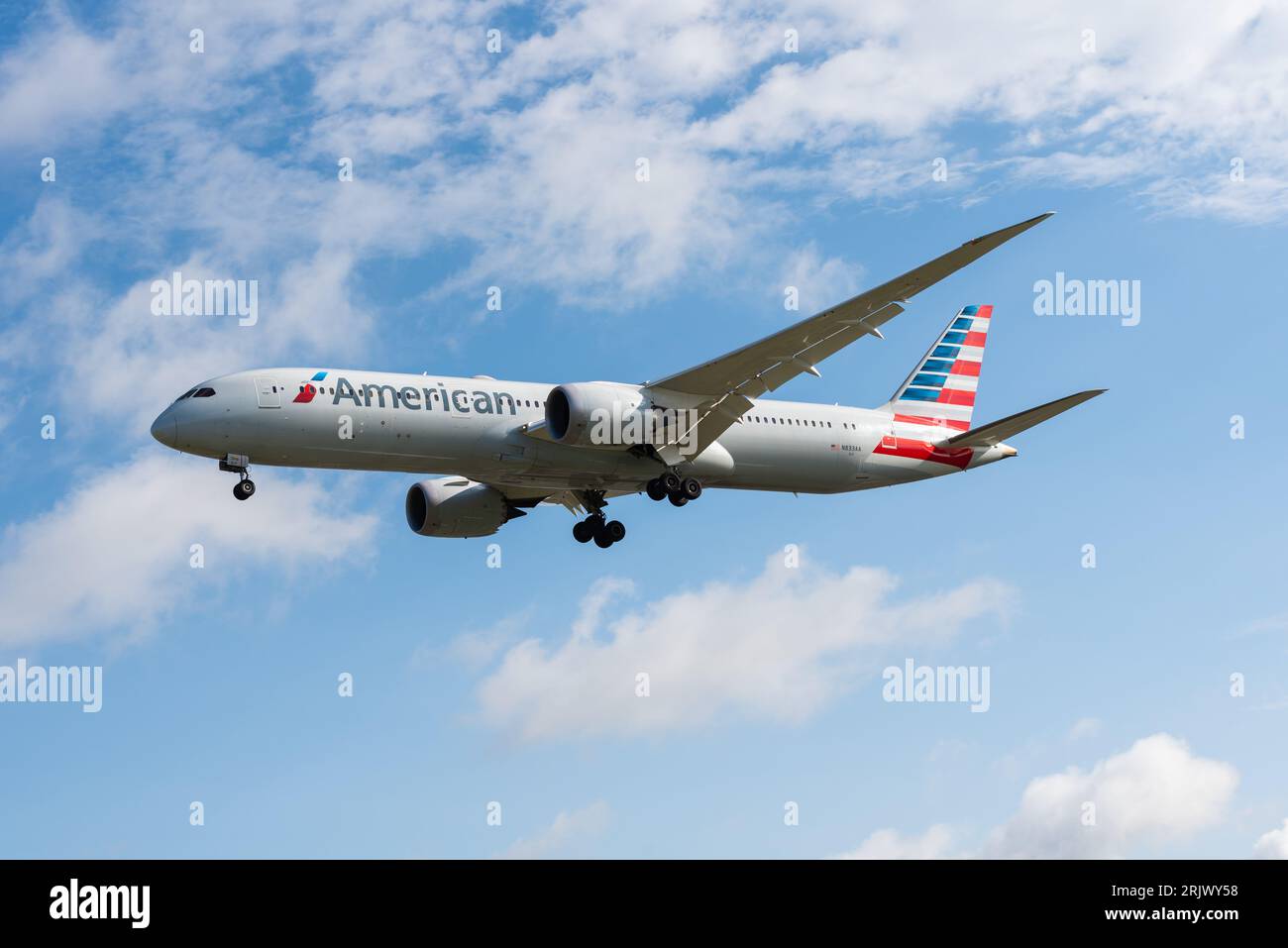 American Airlines Boeing 787-9 Dreamliner jet airliner plane N833AA on ...
