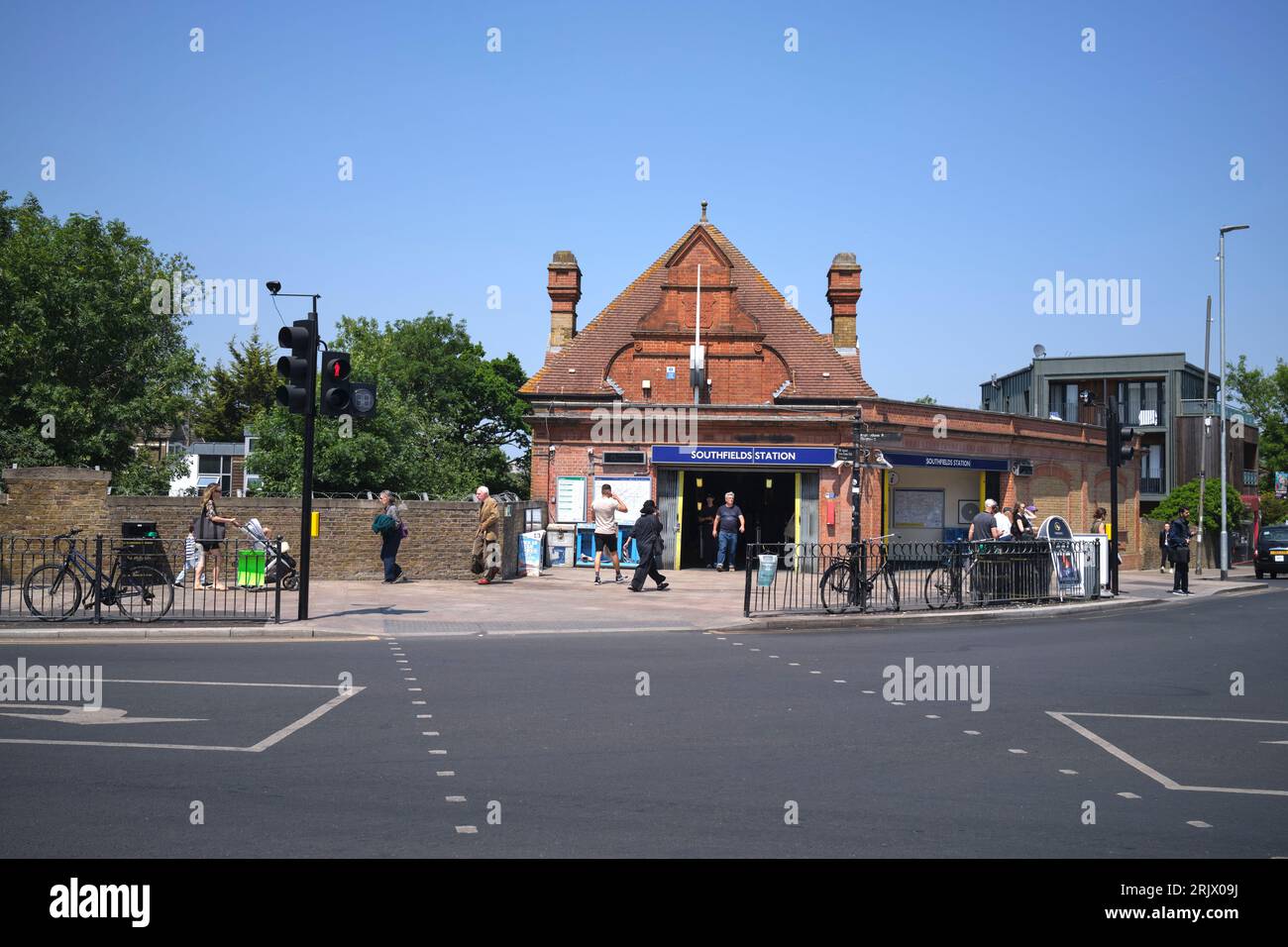 Wimbledon underground station hi-res stock photography and images - Alamy