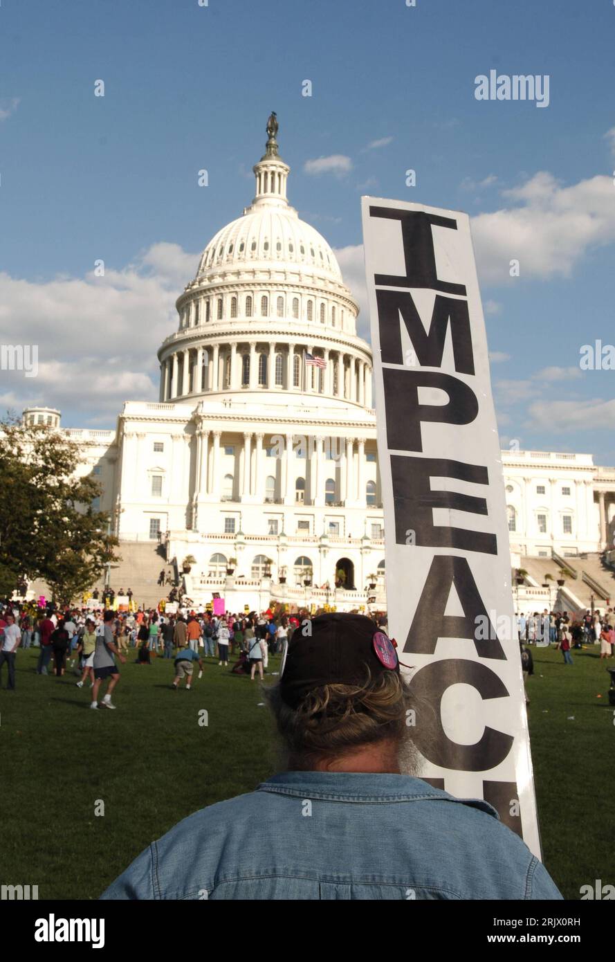Protest vor dem gebäude hi-res stock photography and images - Alamy