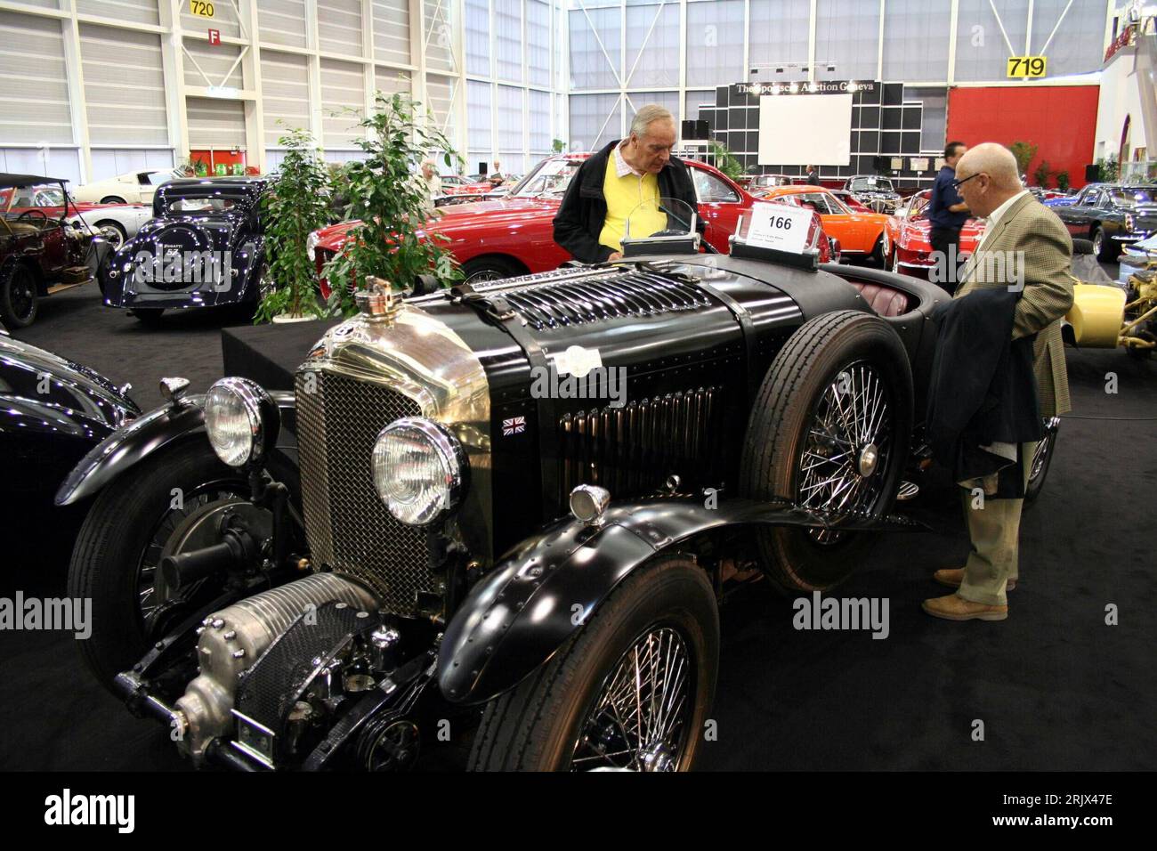 Der ältere mann hi-res stock photography and images - Alamy