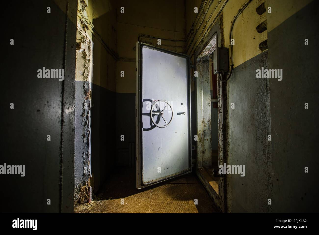 Blast doors hi-res stock photography and images - Alamy