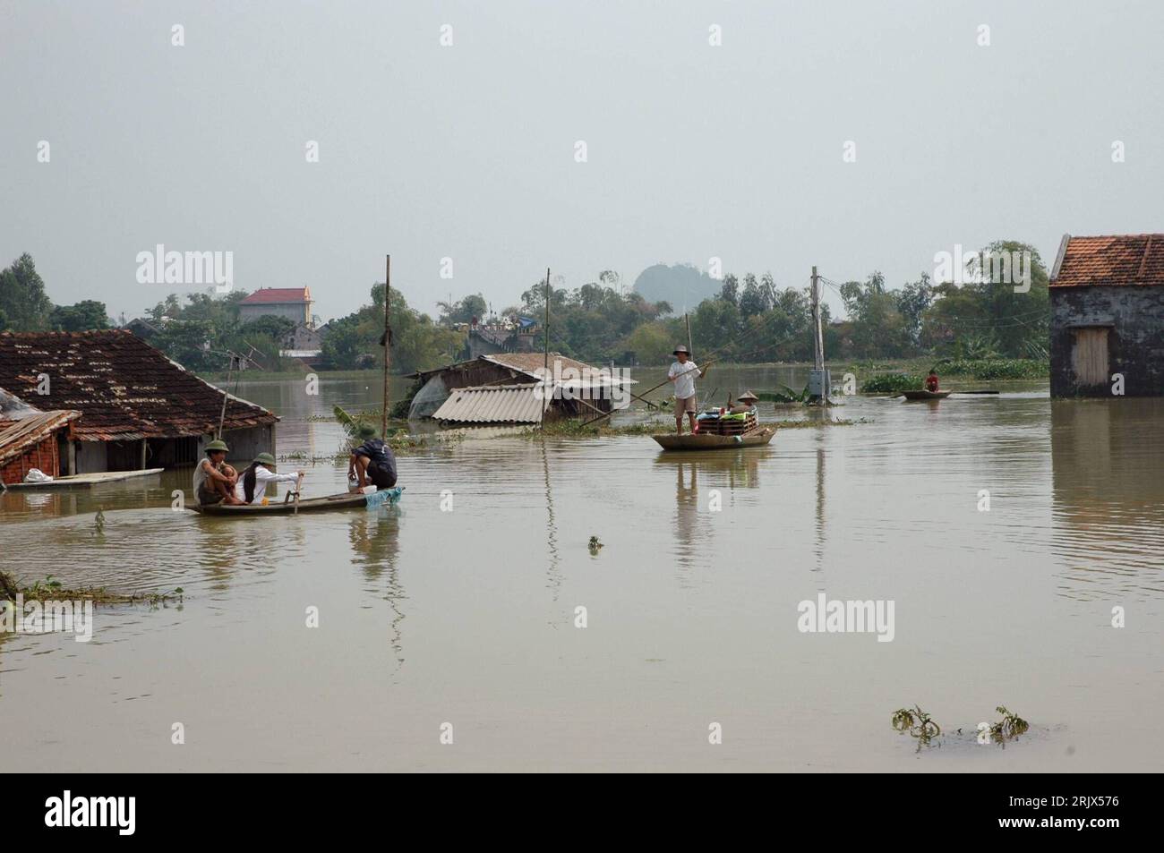 Bildnummer: 52148647 Datum: 08.10.2007 Copyright: imago/Xinhua Schweres Hochwasser in Ninh Ninh ...