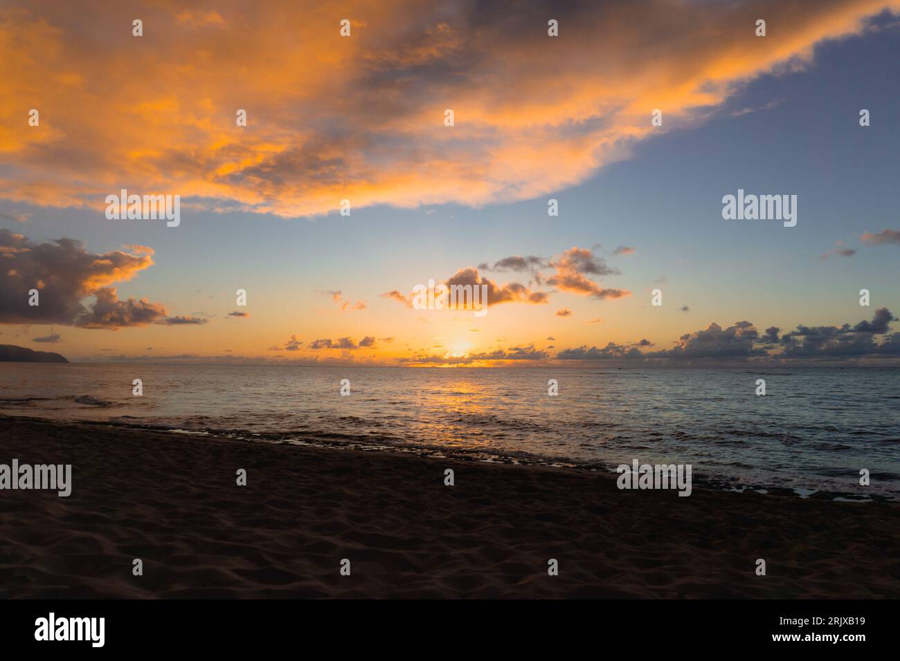 Beautiful sunset ocean shore hi-res stock photography and images - Alamy