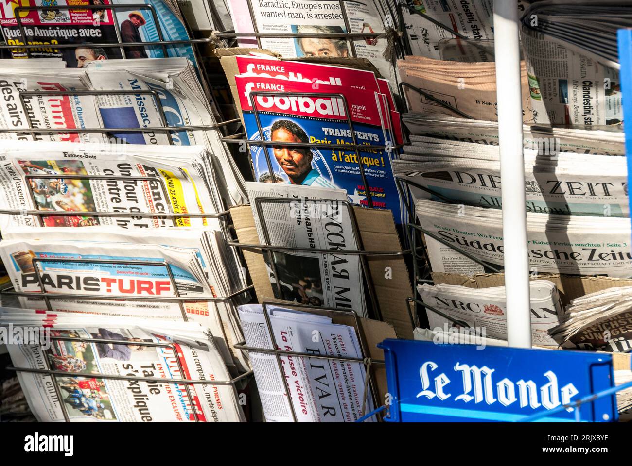 French newspaper stand hi-res stock photography and images - Alamy
