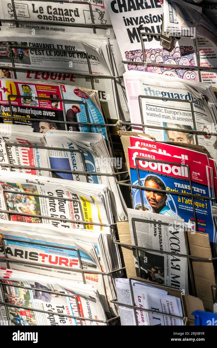 News kiosque hi-res stock photography and images - Alamy