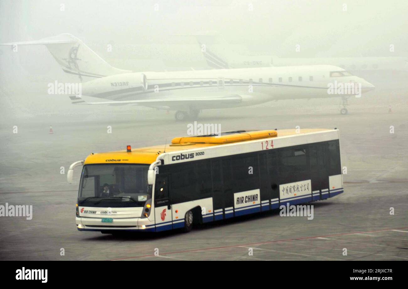 Shuttlebusse hi-res stock photography and images - Alamy