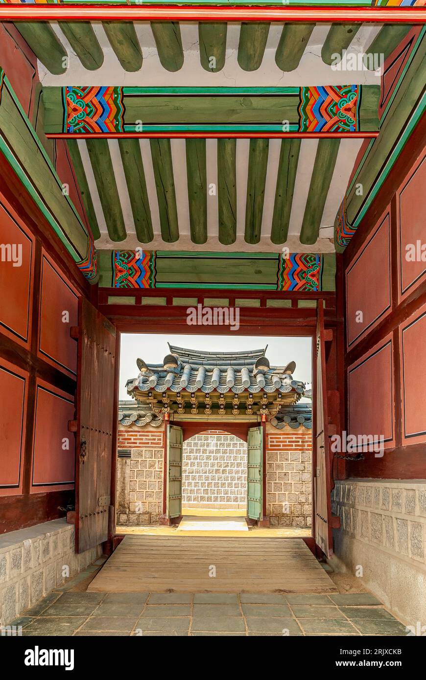 Ancient architecture at the Gyeongbokgung Palace in Seoul, South Korea ...