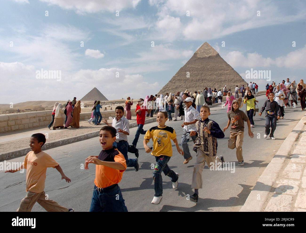Kinder pyramide hi-res stock photography and images - Alamy