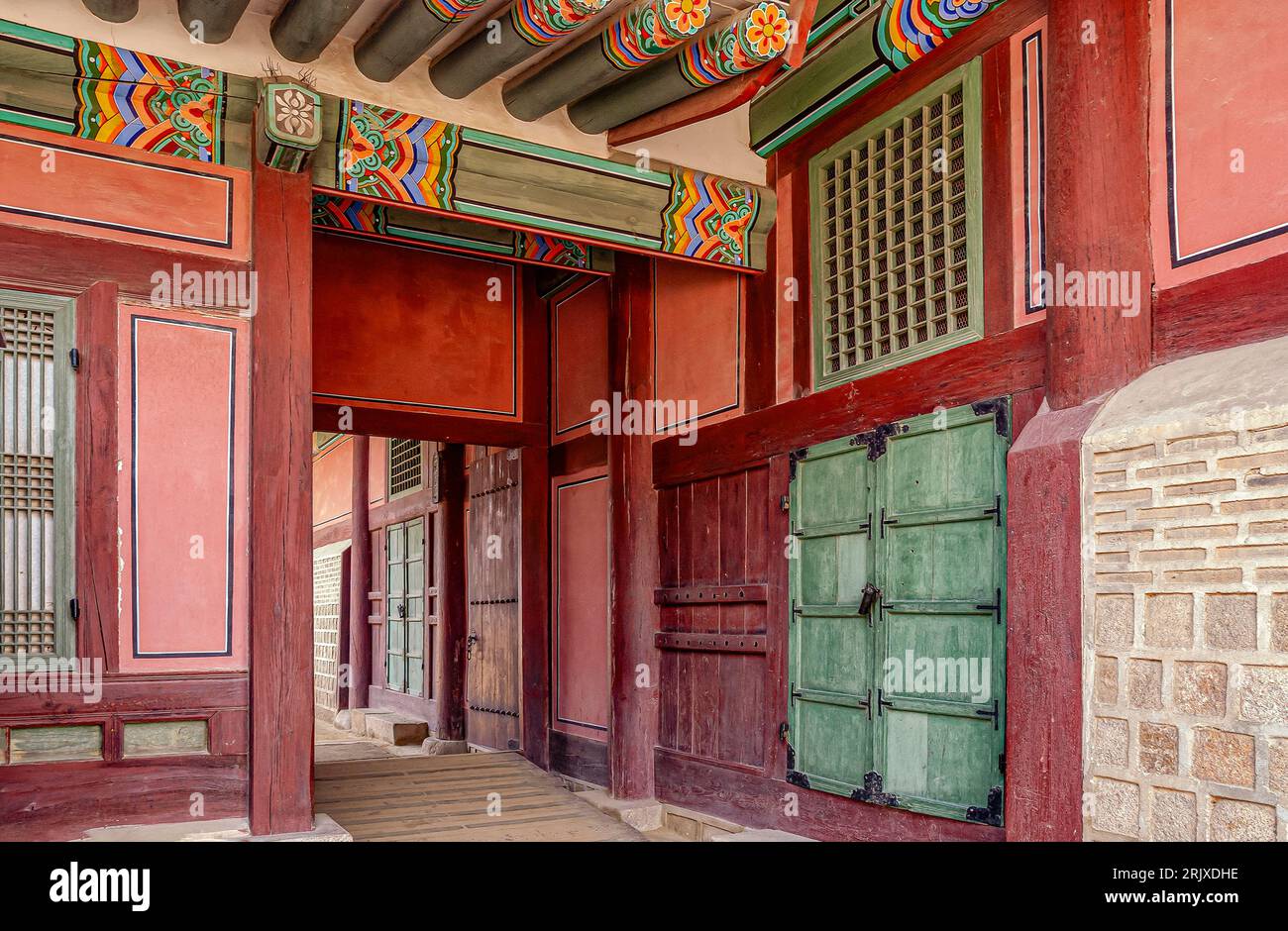 Ancient architecture at the Gyeongbokgung Palace in Seoul, South Korea ...