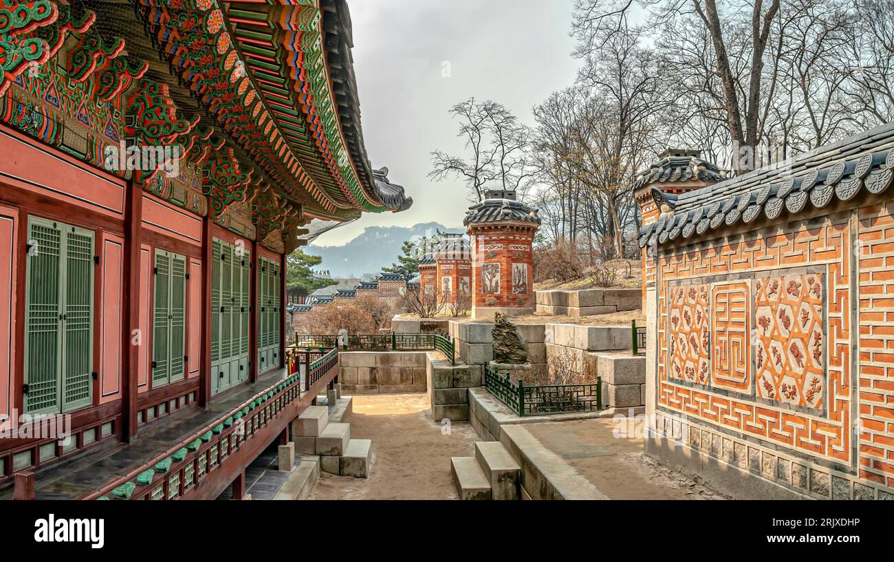 Ancient architecture at the Gyeongbokgung Palace in Seoul, South Korea ...
