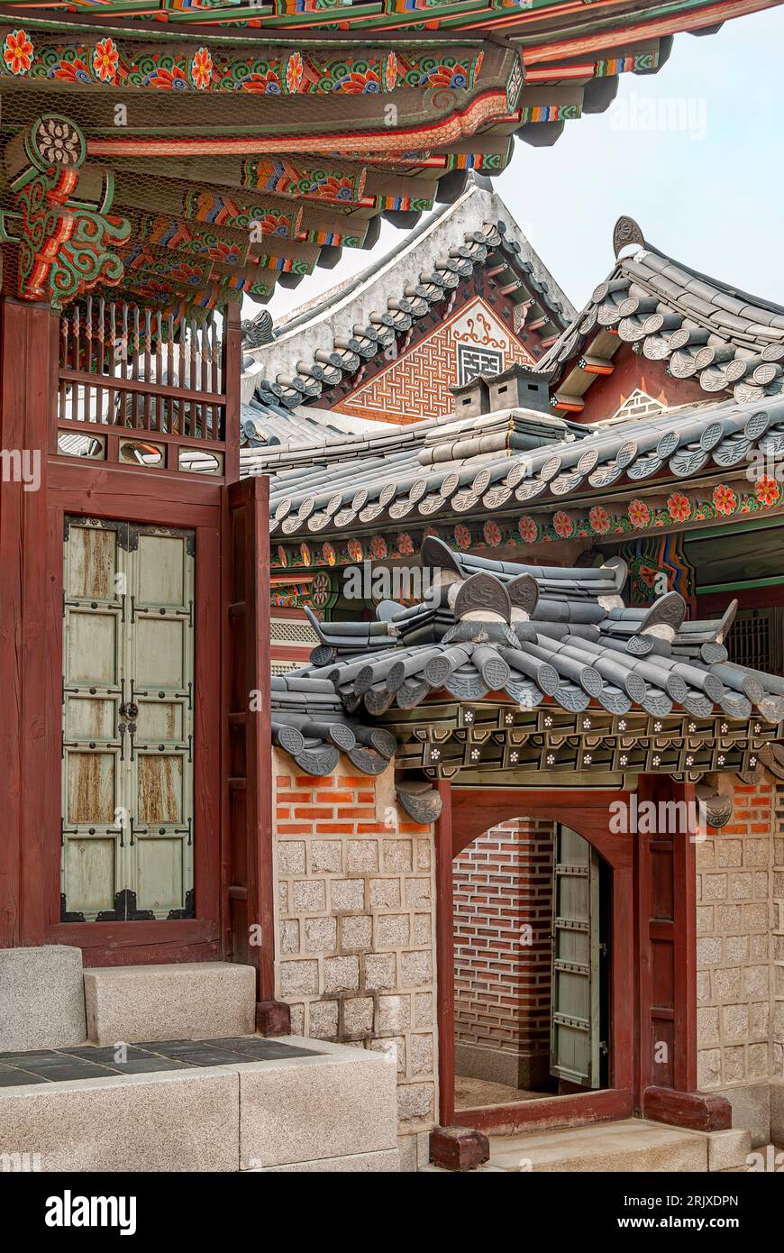 Ancient architecture at the Gyeongbokgung Palace in Seoul, South Korea ...