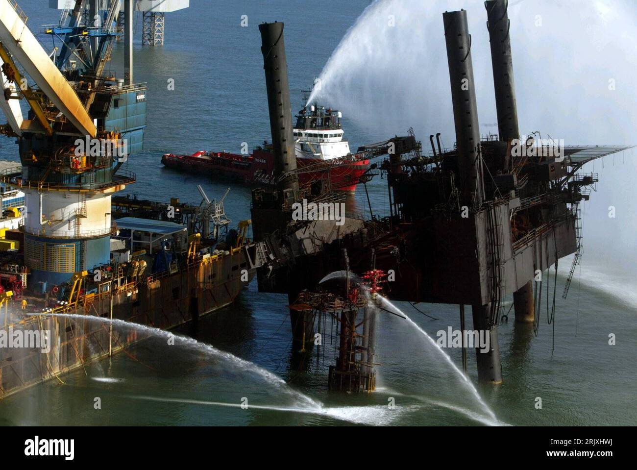 ölbohrinseln hi-res stock photography and images - Alamy