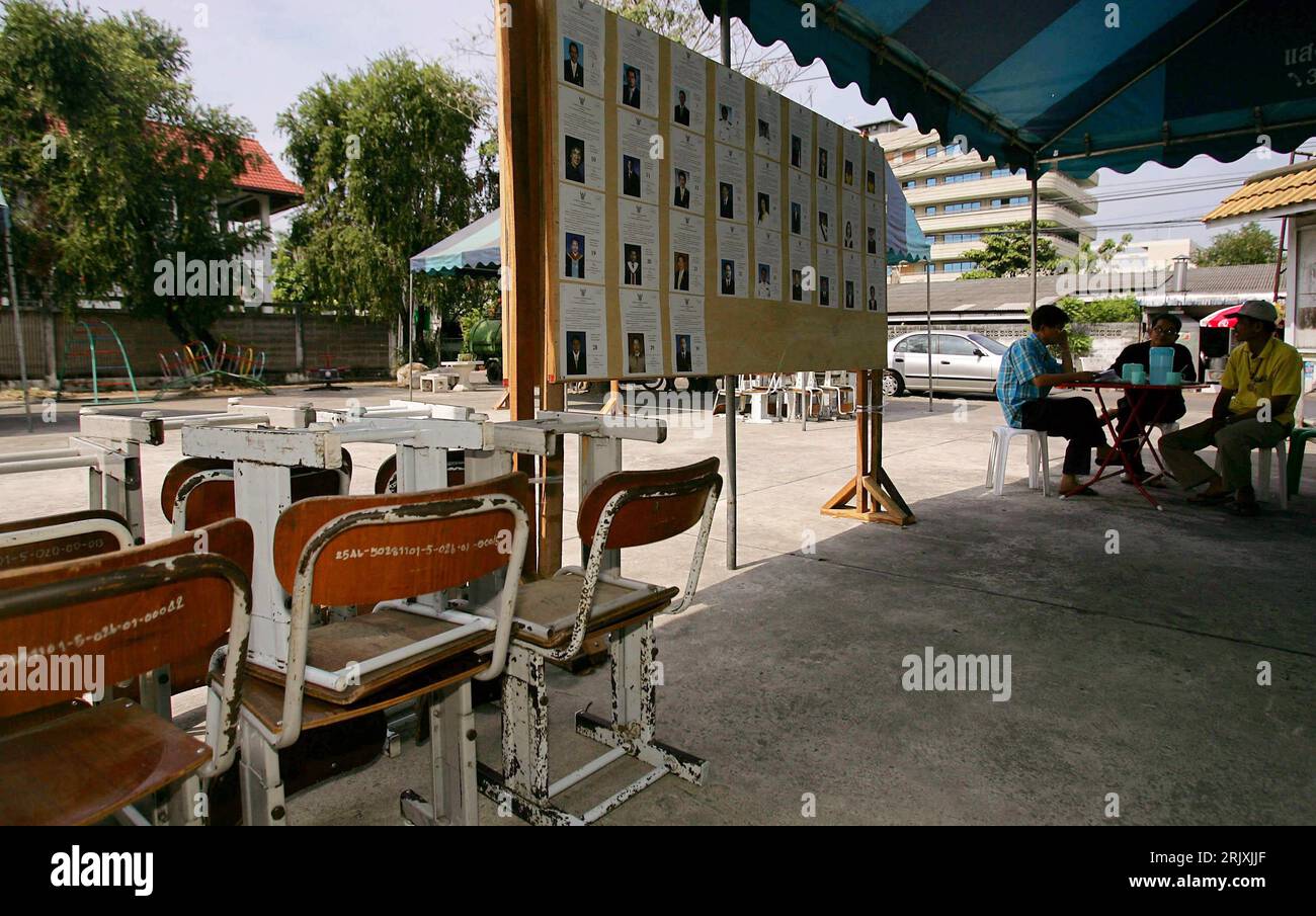 Plakate mit werbung hi-res stock photography and images - Alamy