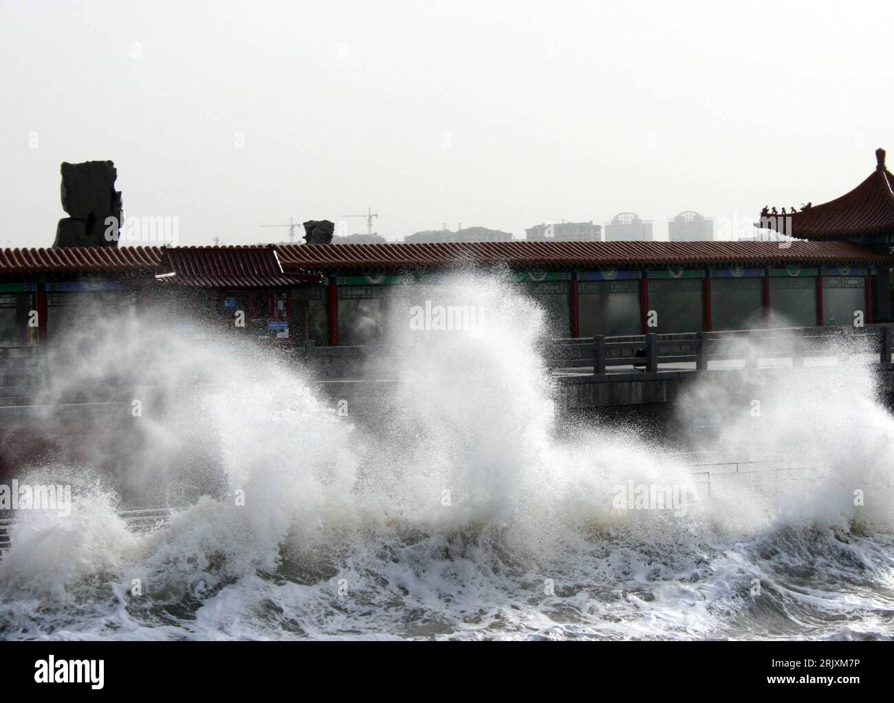 Wellen peitschen hi-res stock photography and images - Alamy